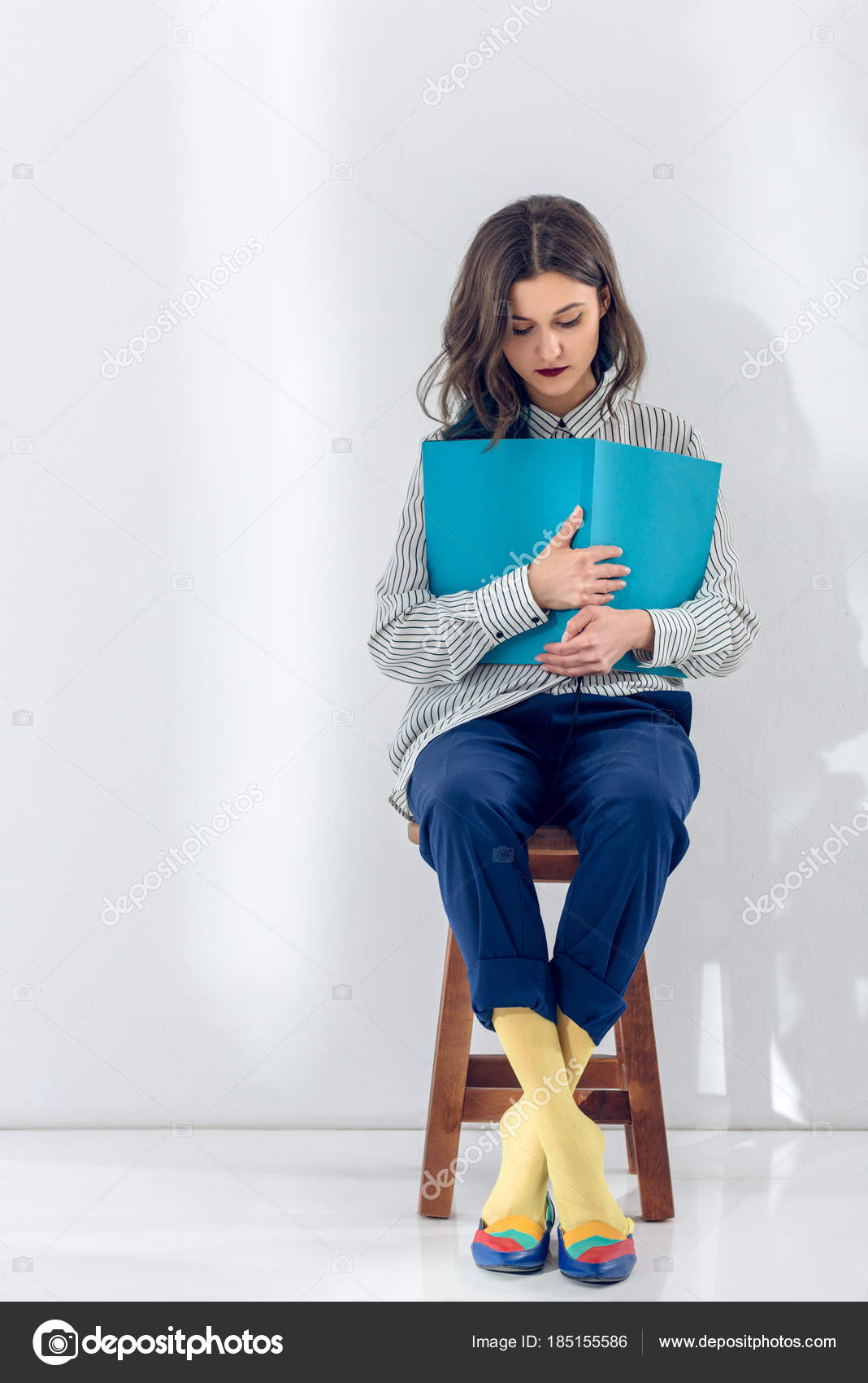 Jeune Femme Assise Sur Chaise Livre Lecture Image Libre De Droit Par