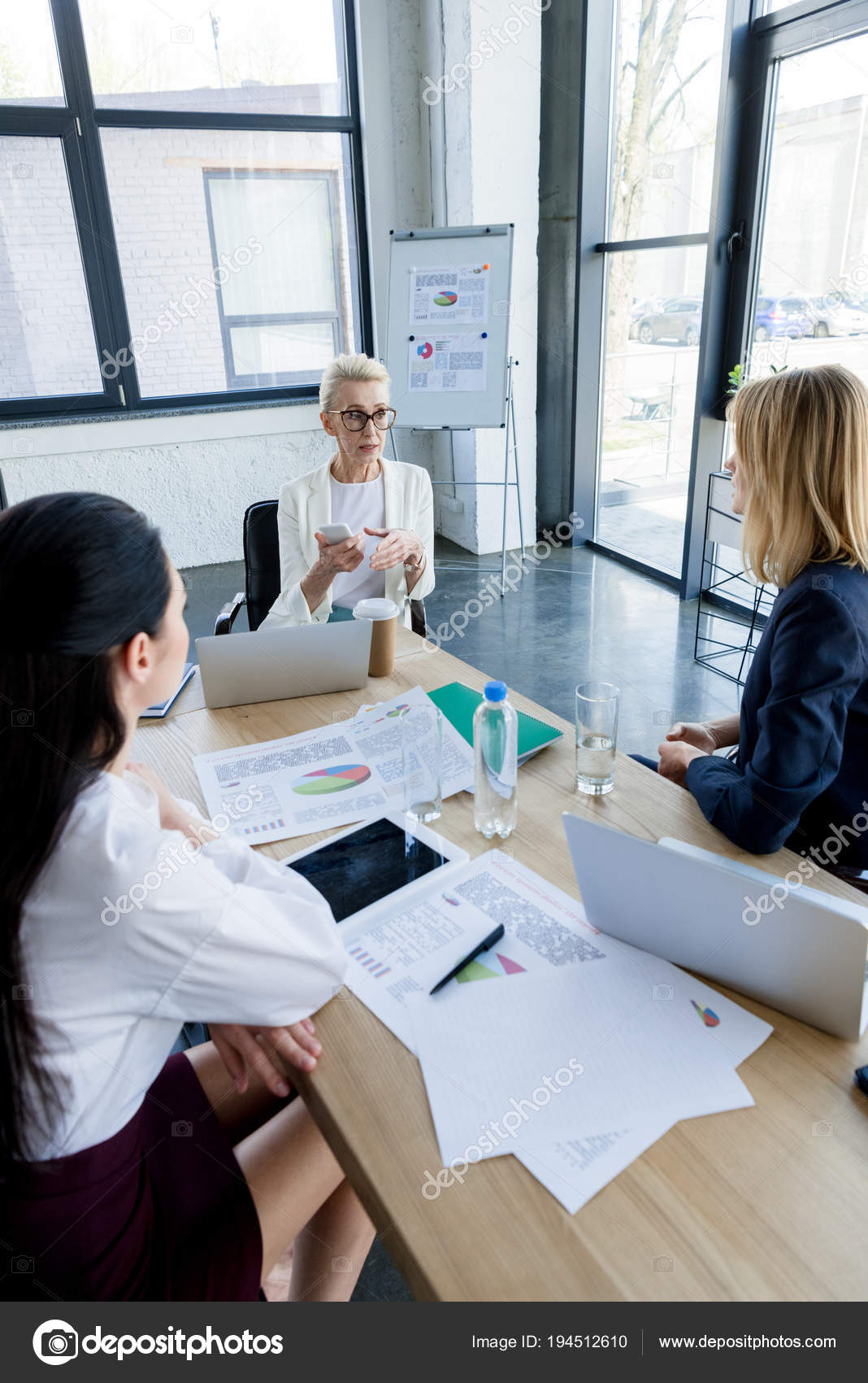 Beautiful Businesswomen Sitting Table Documents Meeting Office — Stock ...