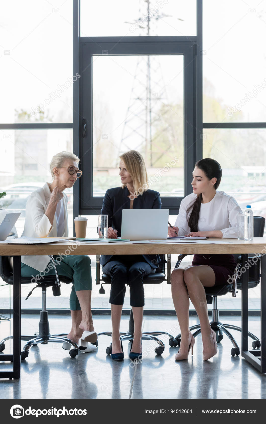 Attractive Businesswomen Using Laptop Meeting Office — Stock Photo ... Attractive Businesswomen Using Laptop Meeting Office — Stock Photo ...