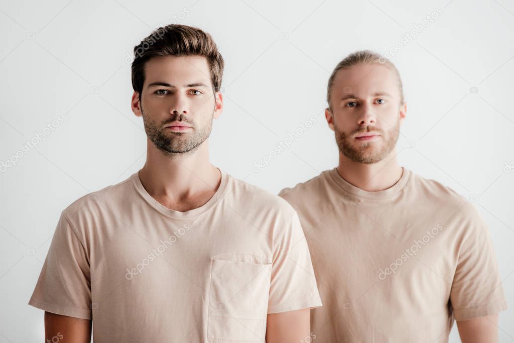 jóvenes hombres guapos en traje beige aislado en blanco 2022