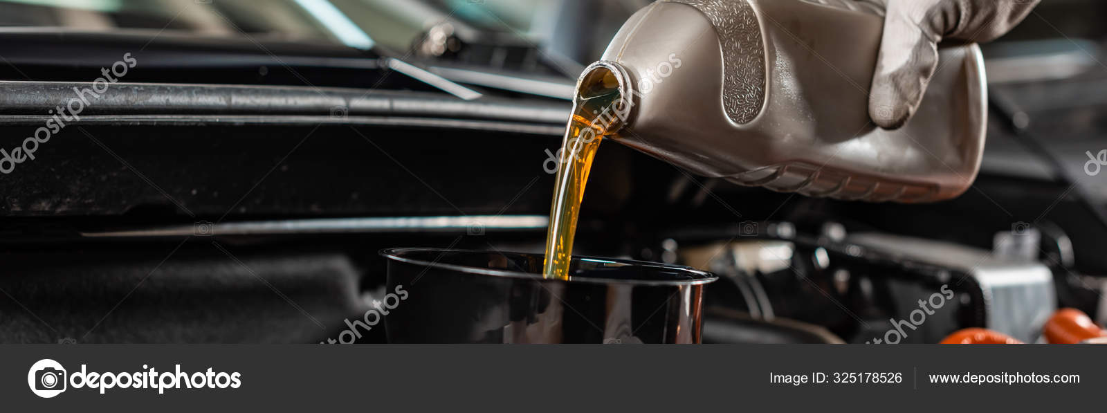 Partial View Mechanic Pouring Machine Oil Car Engine Panoramic Shot ...