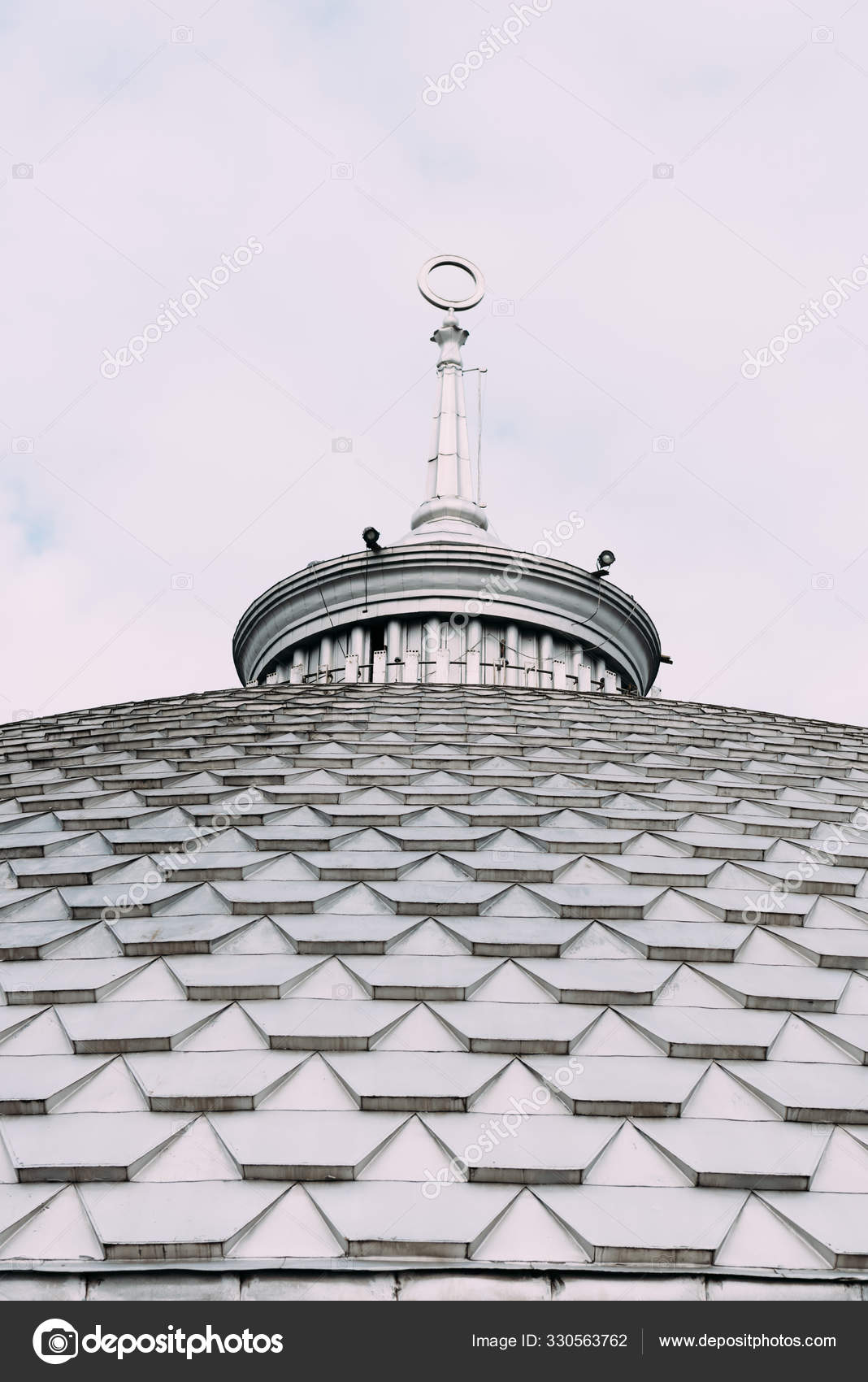 Low Angle View Spire Roof Building Cloudy Sky Background — Stock Photo ...