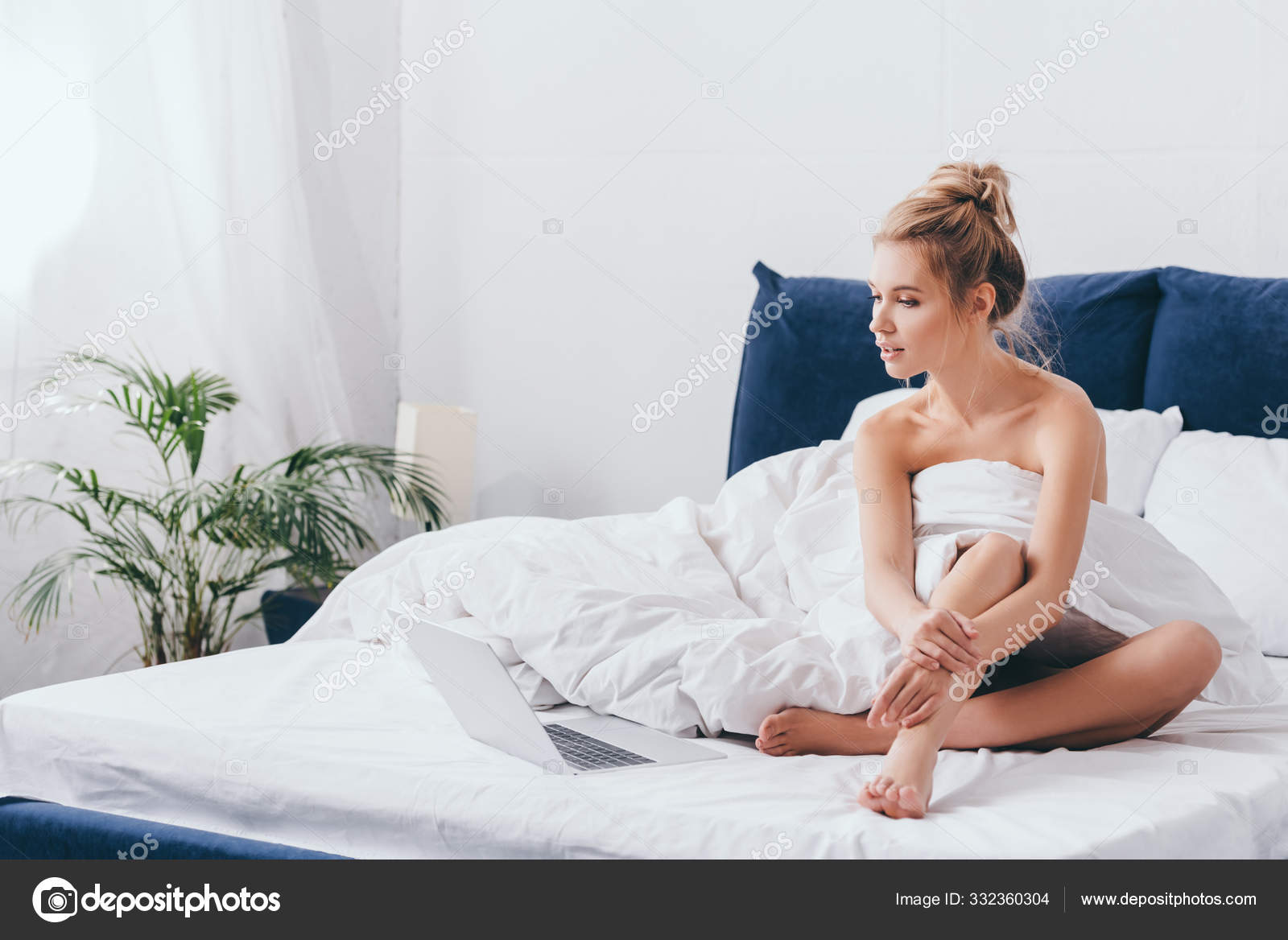 Beautiful Woman Using Laptop Bed Sheets Morning — Stock Photo ... Beautiful Woman Using Laptop Bed Sheets Morning — Stock Photo ...