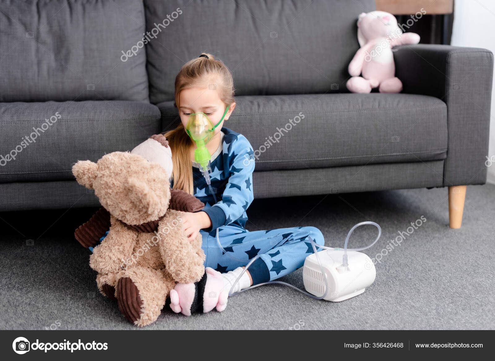 Niño Asmático Usando Inhalador Compresor Sosteniendo Oso Peluche — Foto ...