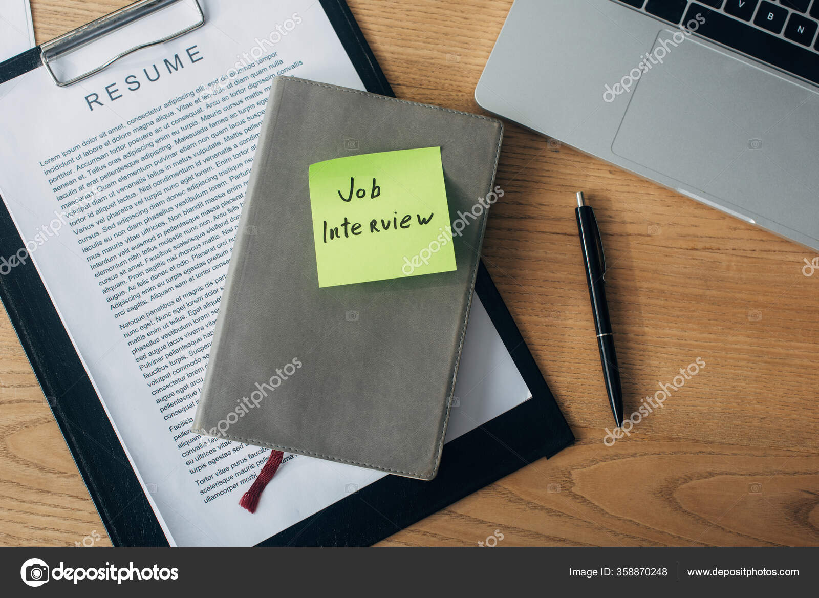 Vista Superior Del Cuaderno Con Letras Entrevista Trabajo Nota Adhesiva ...