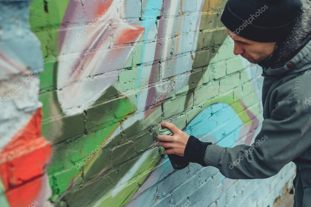 Artista Callejero Pintando Graffiti Colorido En La Pared 2023