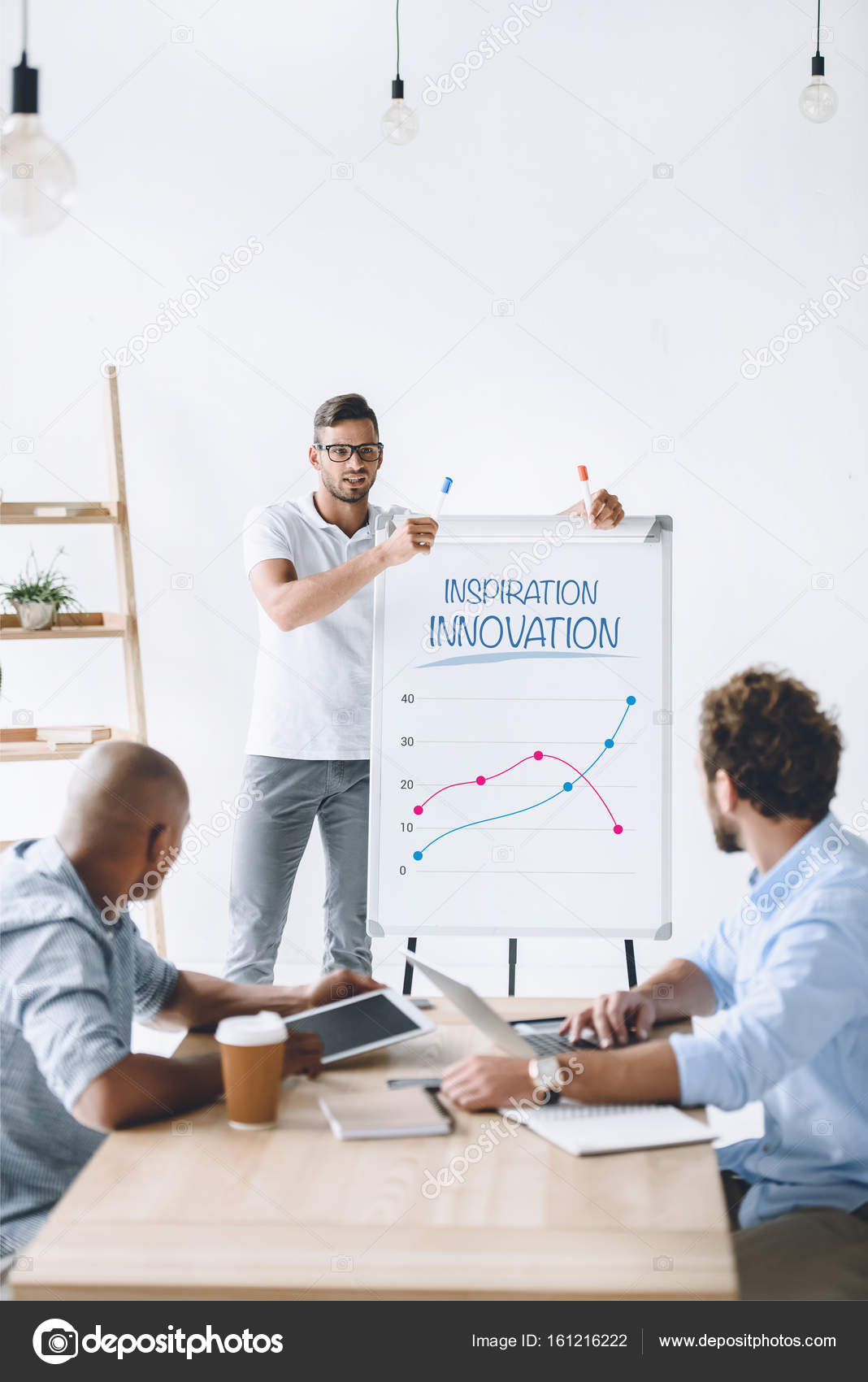 Businessman making presentation to colleagues — Stock Photo ... Businessman making presentation to colleagues — Stock Photo ...