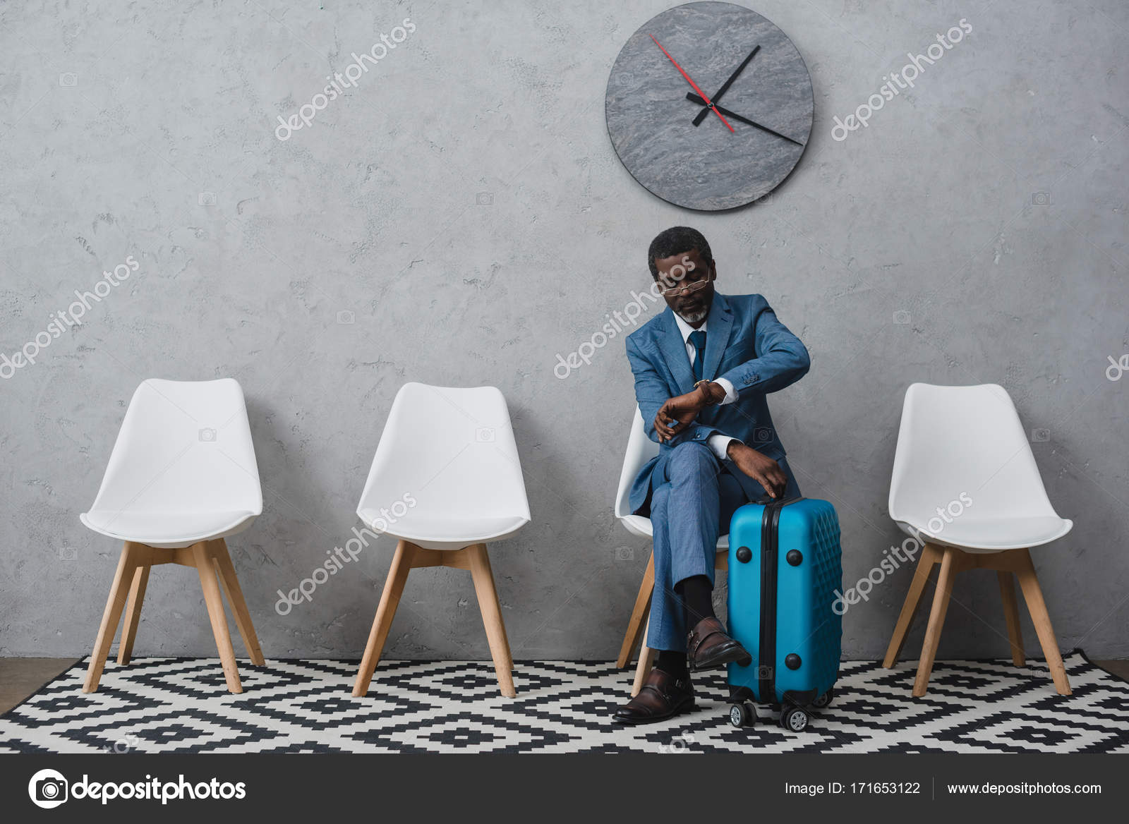 Businessman waiting — Stock Photo © VitalikRadko #171653122