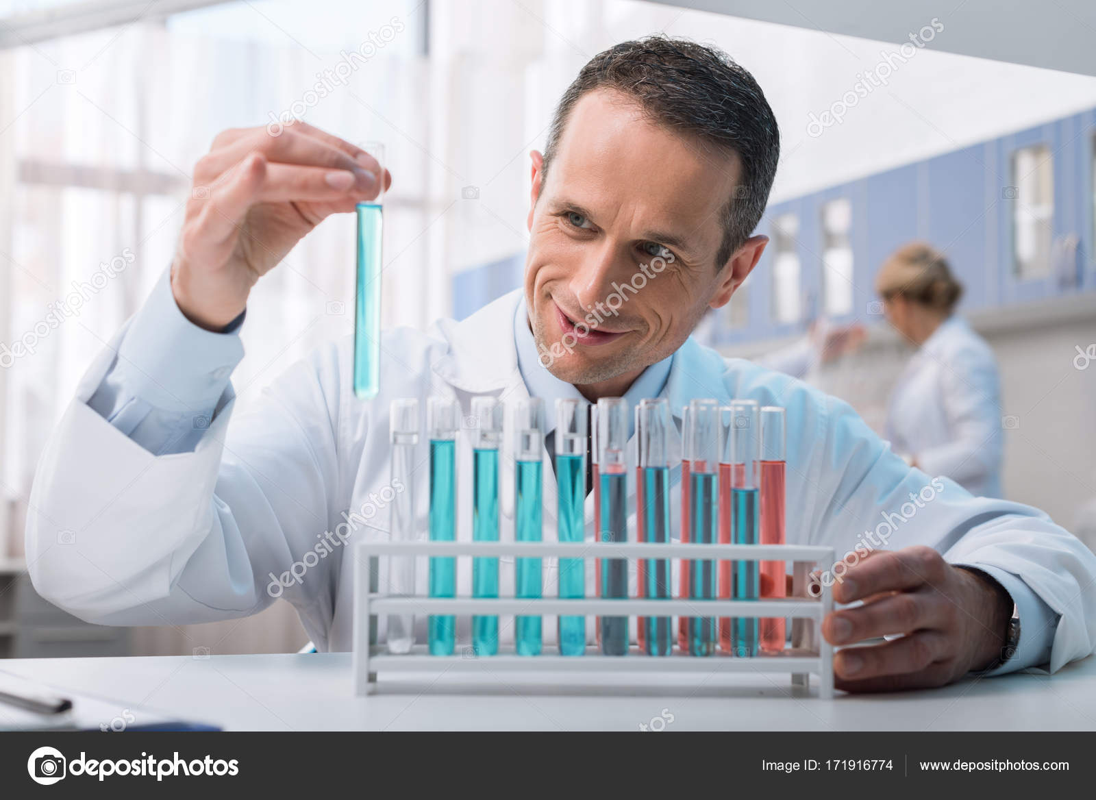 Scientist holding test tube — Free Stock Photo © VitalikRadko #171916774