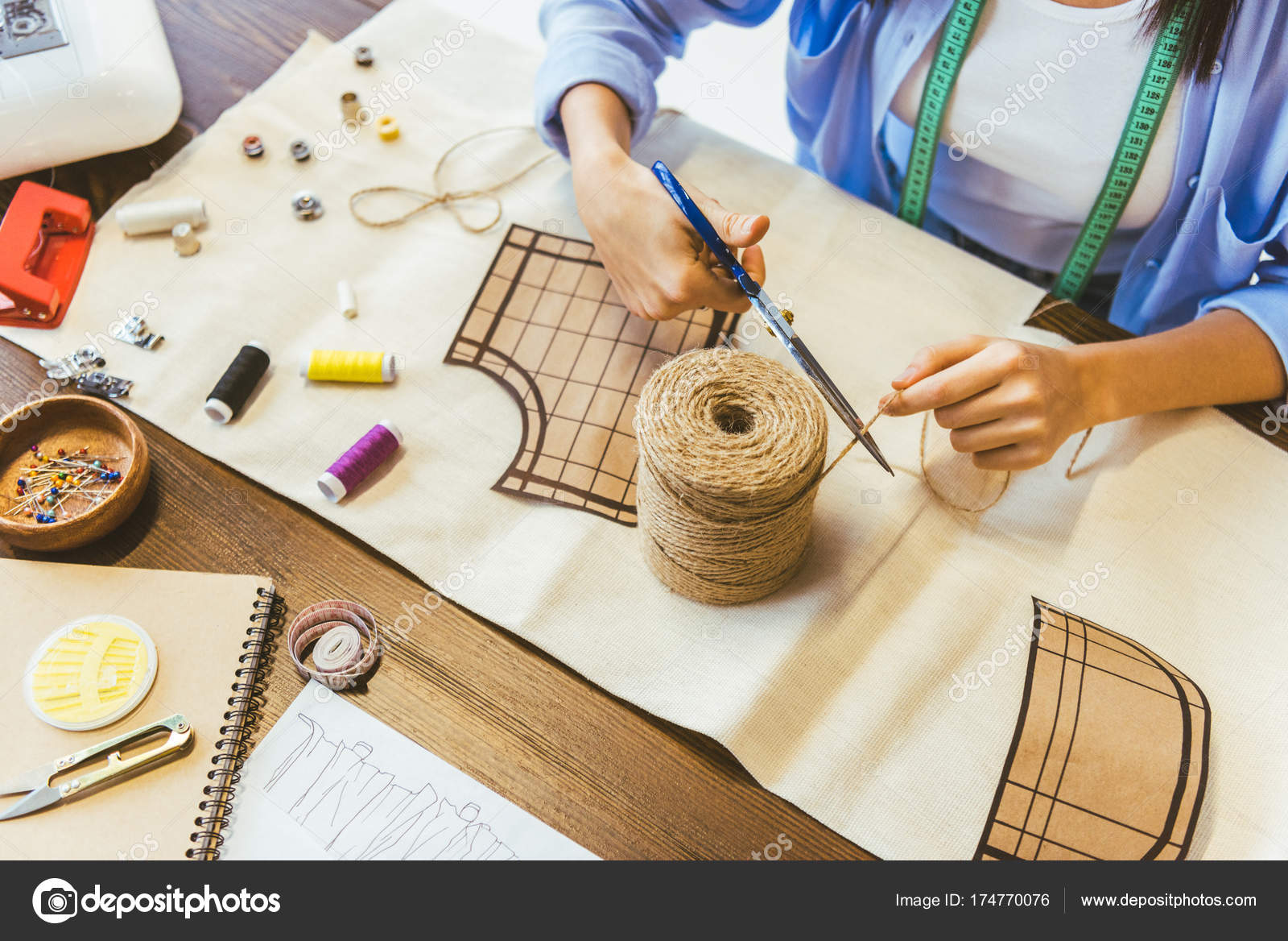 Cropped Image Seamstress Cutting Thread Scissors — Stock Photo ...