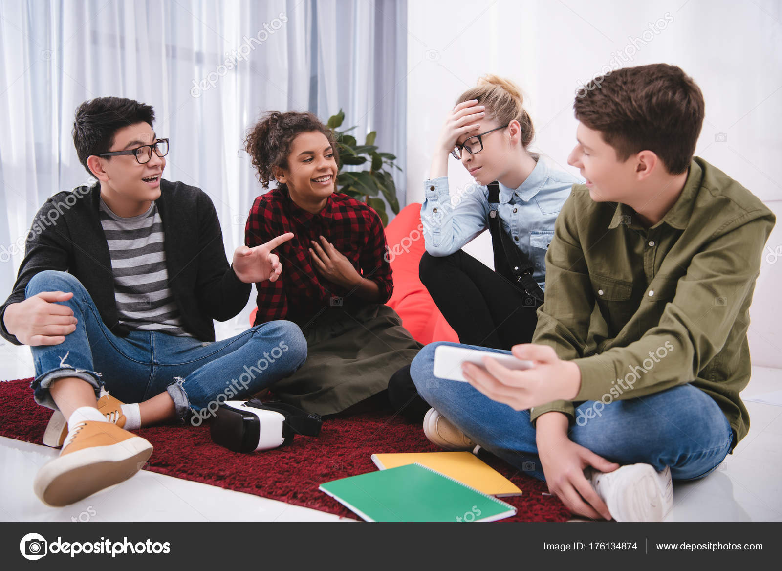 Jovens Adolescentes Rindo Sentados Tapete Estudando Apontando Para ...