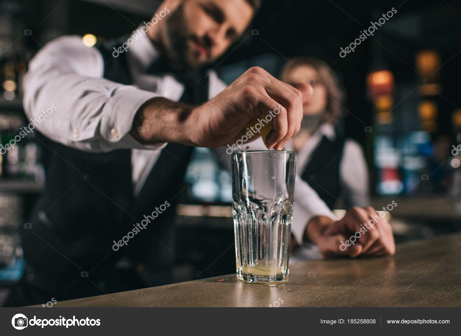 Camarero Macho Exprimiendo Jugo Limón Vaso Bar: fotografía de stock ...