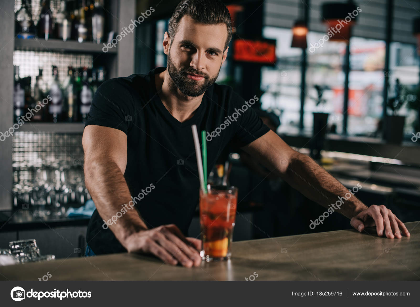 Красивый Бармен Стоящий Алкогольным Напитком Барной Стойкой стоковое ...