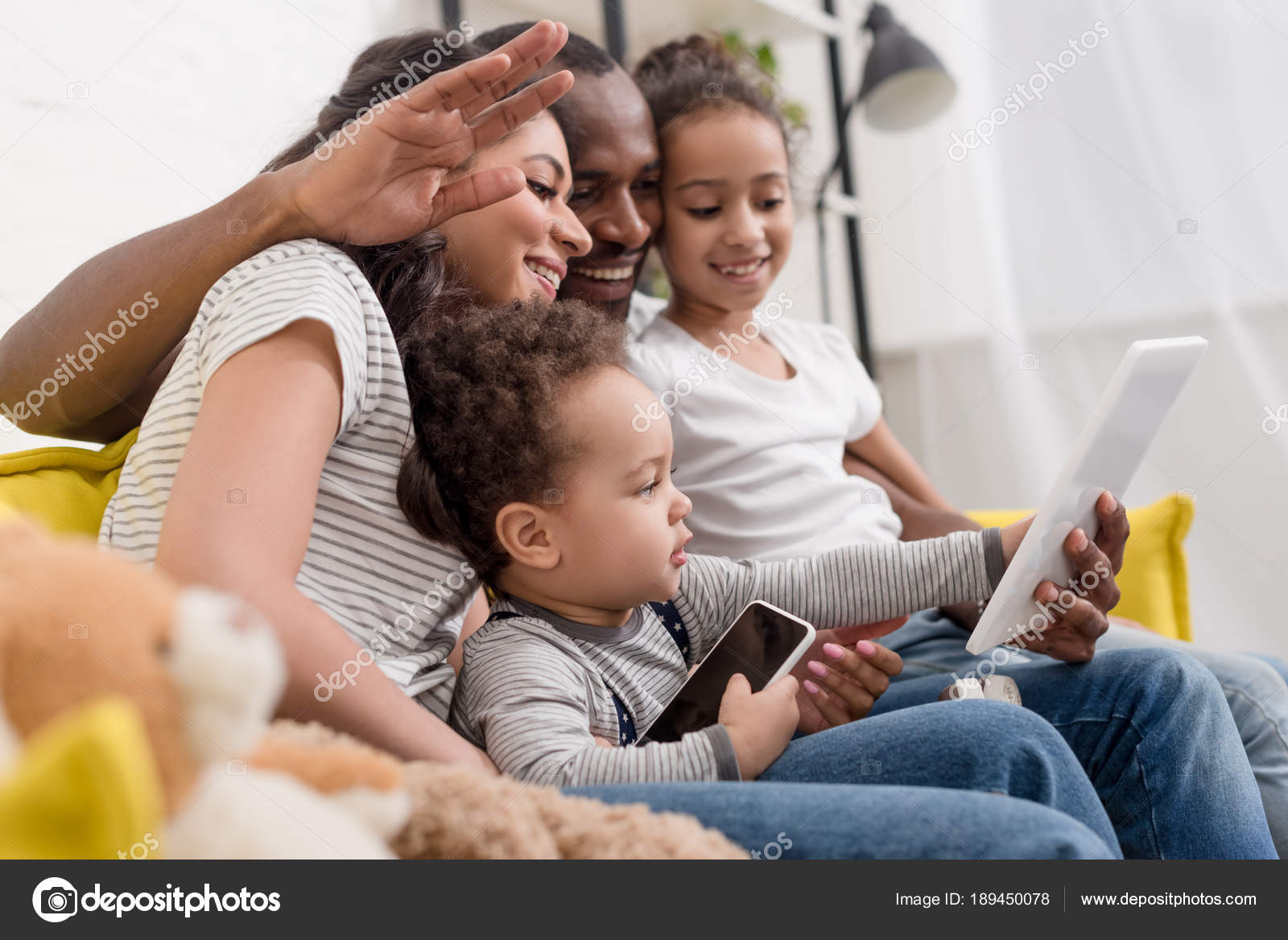 Familia — Foto de stock #189450078 © VitalikRadko