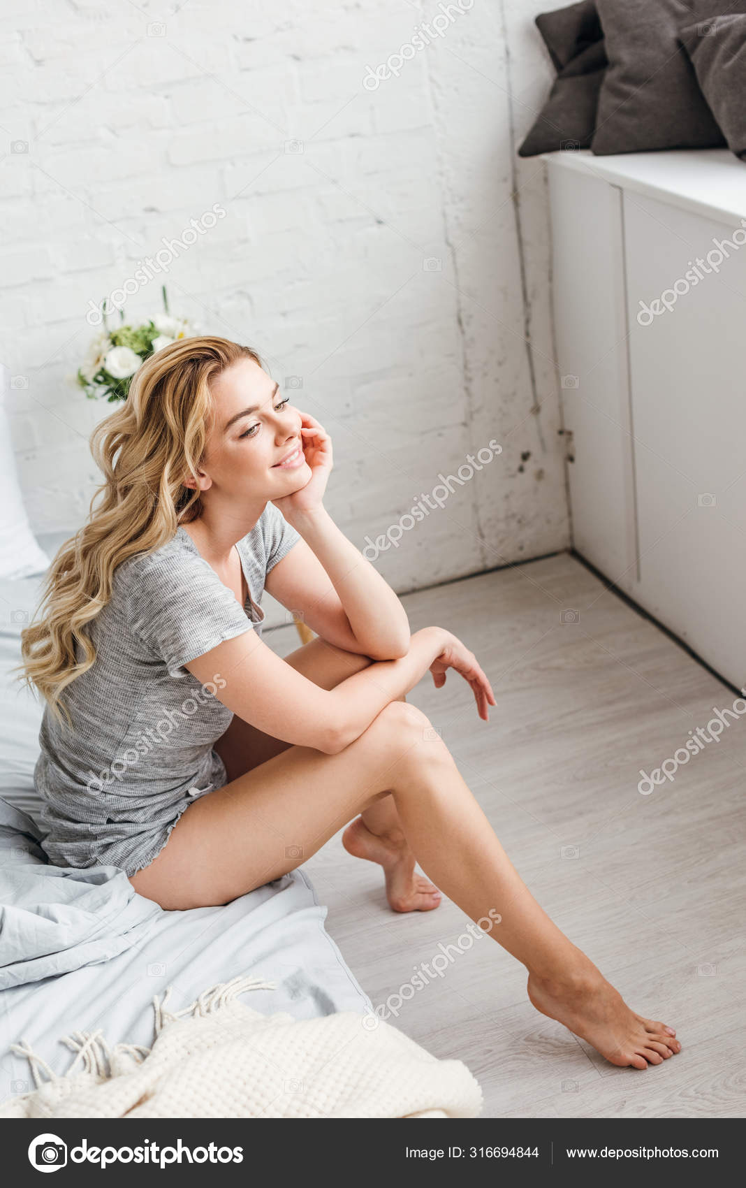 Glückliches Mädchen Mit Barfuß Hause Auf Dem Bett Sitzend — Stockfoto ... Glückliches Mädchen Mit Barfuß Hause Auf Dem Bett Sitzend — Stockfoto ...