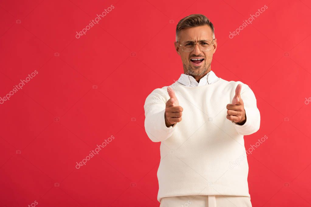 hombre excitado en gafas apuntando con los dedos aislados en rojo 2024