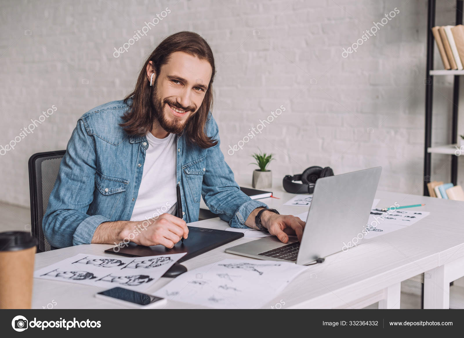 Selective Focus Happy Animator Gadgets Sketches — Stock Photo ...