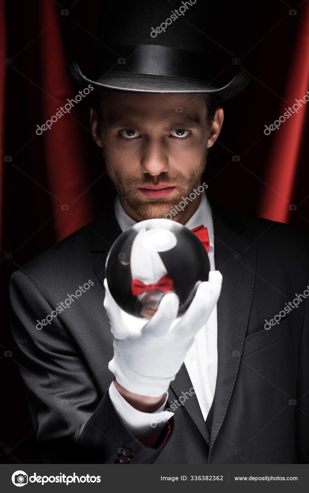 Mago Profesional Sosteniendo Bola Mágica Circo Con Cortinas Rojas ...