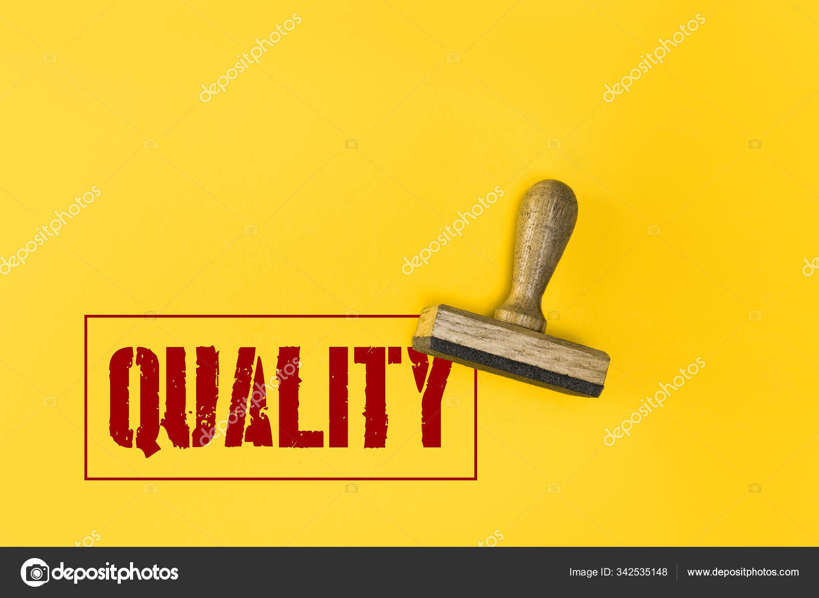 Vista Superior Del Sello Con Letras Calidad Amarillo — Foto de stock ...