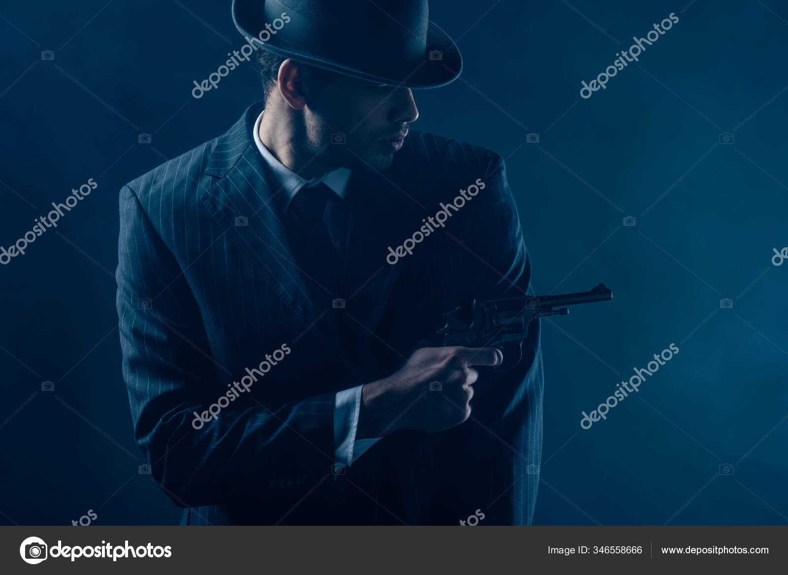 Gangster Zeigt Revolver Zur Seite Auf Dunkelblauem Hintergrund ...