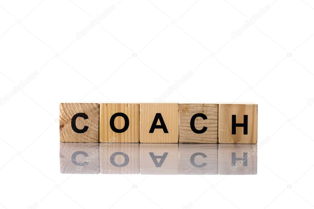 Cubos de madera con letras de entrenador sobre fondo blanco 2023