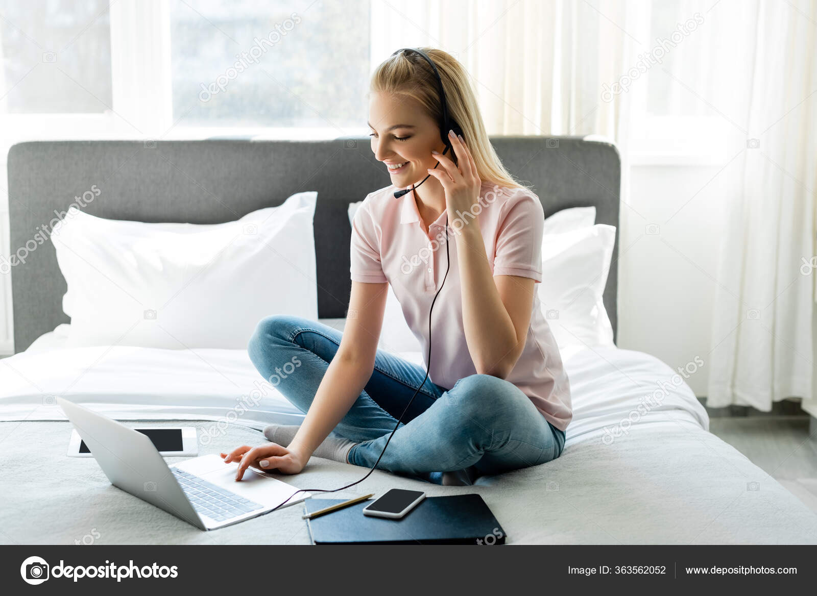 Opérateur Joyeux Dans Casque L'aide D'un Ordinateur Portable Près ...