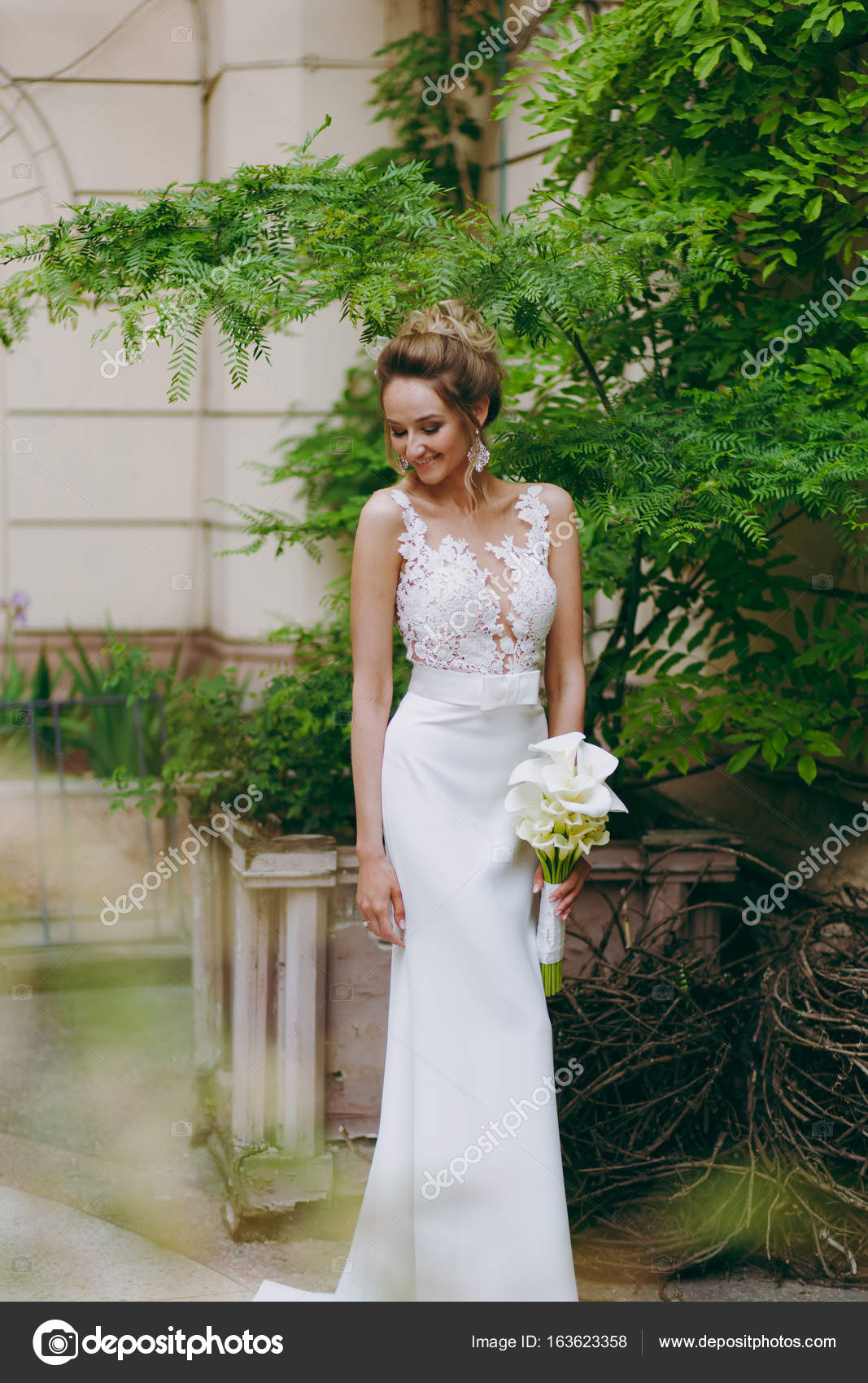 Beautiful bride in a wedding dress for a walk on the street — Stock ...