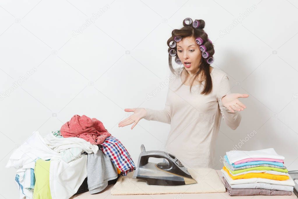 Shocked ama de casa con rulos en el pelo en ropa ligera planchado 2023