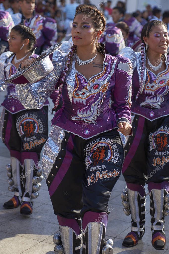 ARICA, CHILE - 10 DE FEBRERO DE 2017: Grupo de danza caporal en trajes ornamentados actuando en ...