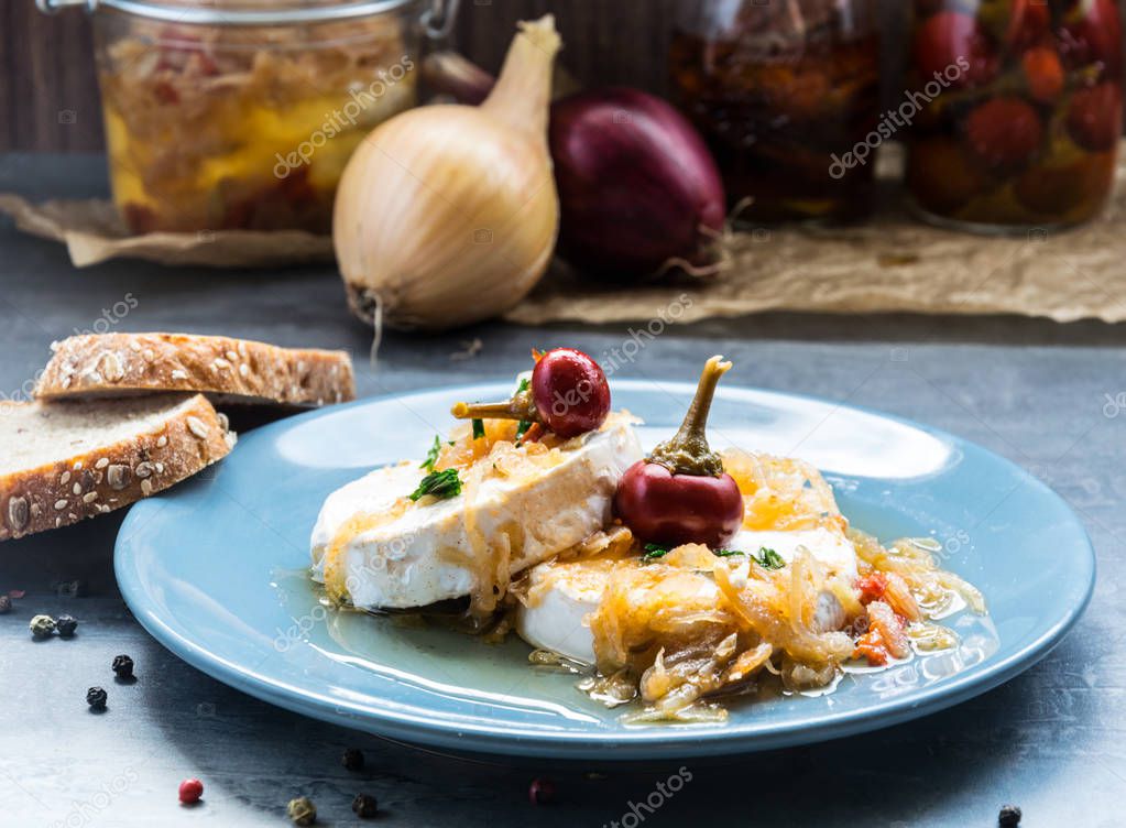 Queso con molde blanco Hermelina con cebolla y ají picante. Delicioso ...
