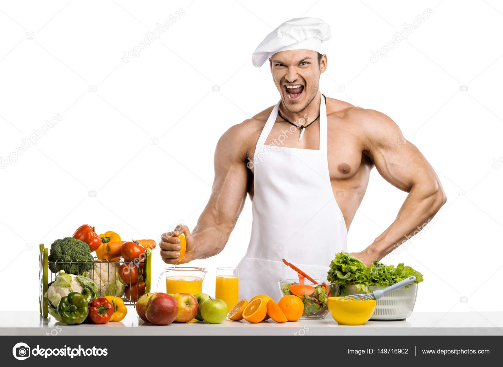 Man bodybuilder cook, cooking freshly squeezed juice and vegetab ...