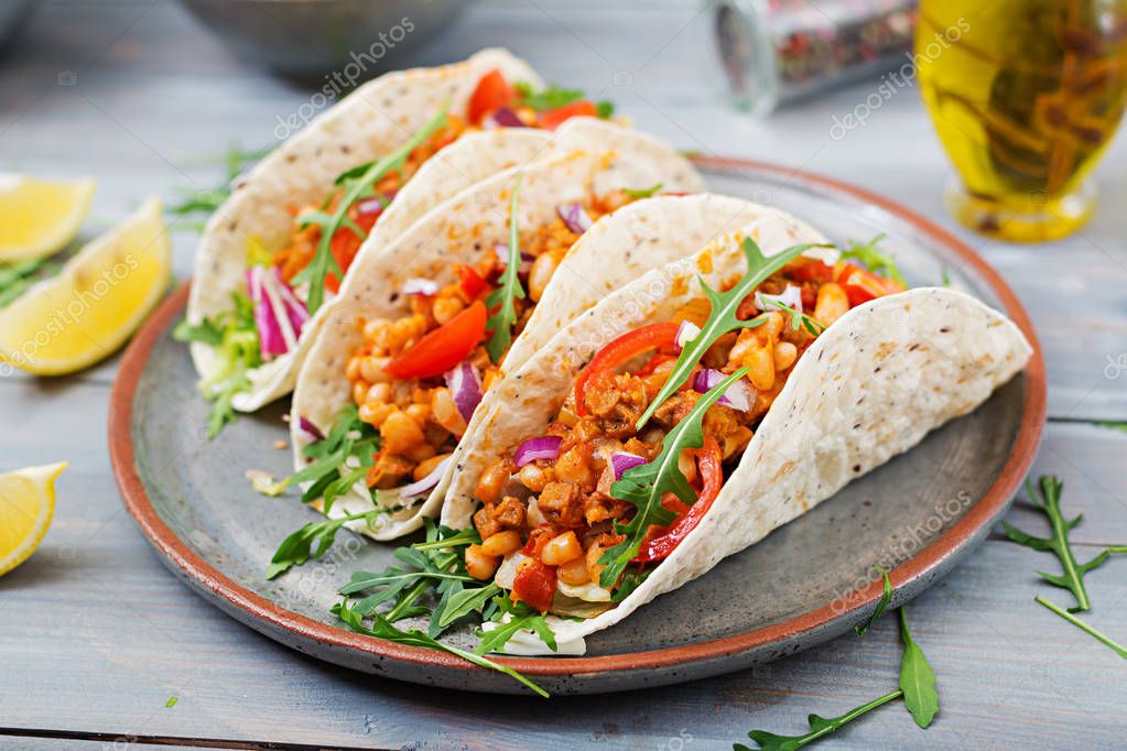 Tacos mexicanos con carne de res, frijoles en salsa de tomate y salsa 2022
