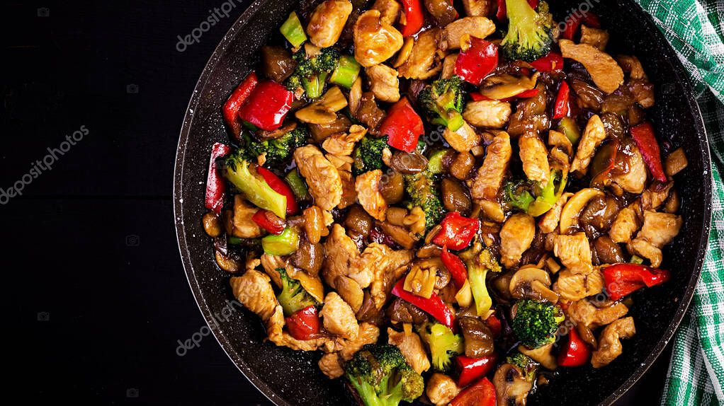 Revuelve con pollo, champi ones, br coli y pimientos. Comida china ...