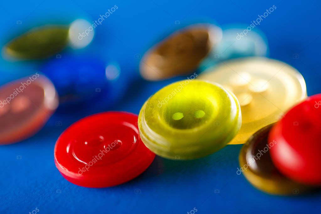 Botones de colores en azul 2024