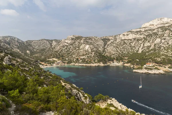 Vista aérea del Parque Nacional de Calanques en la costa sur de Francia ...