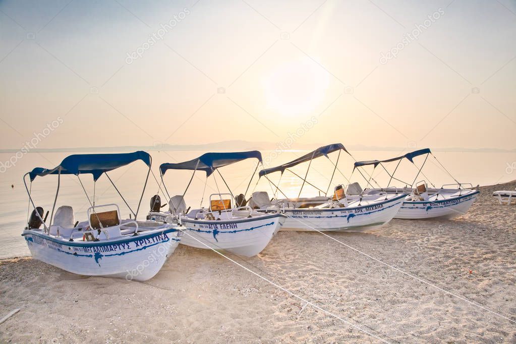 POLYCHRONO, GRECIA - 26 DE MAYO DE 2014: Barcos en la hermosa playa de ...
