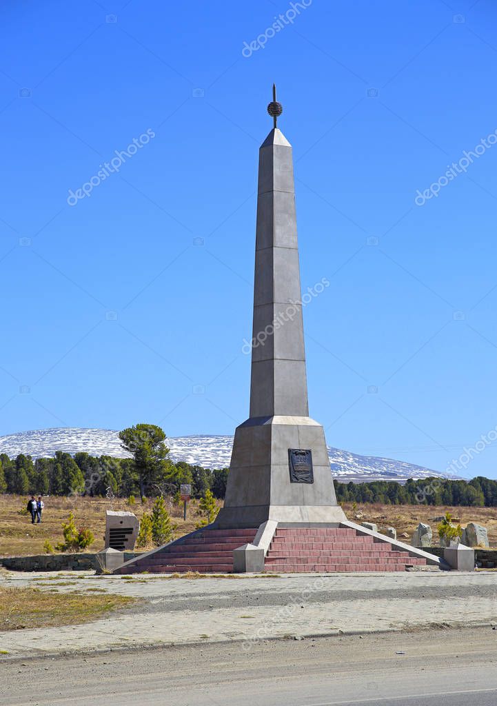 Obelisco en las montañas en honor del bicentenario de la ent 2022