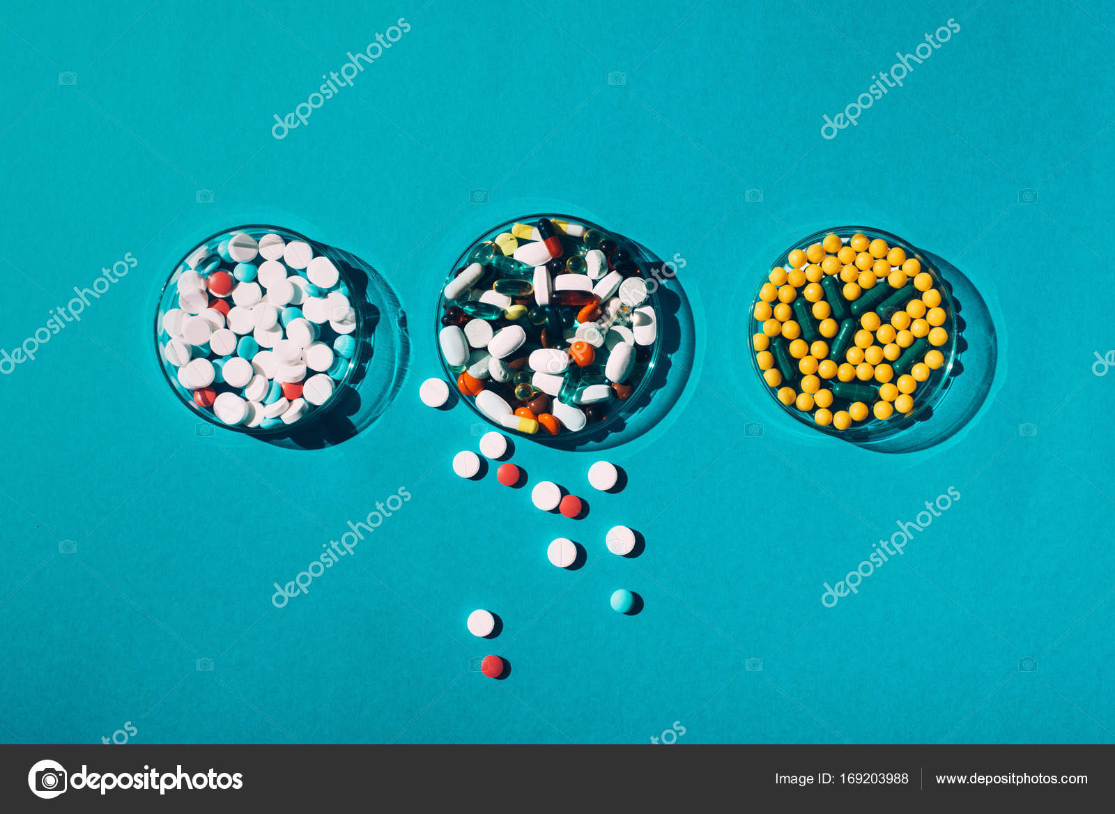 Красочные таблетки в чашках Петри стоковое фото ©VadimVasenin 169203988