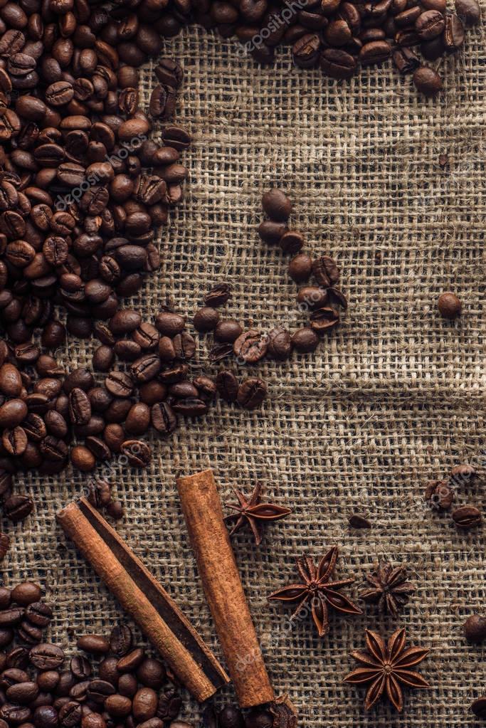 granos de café tostados con palitos de canela y anís estrellado sobre ...