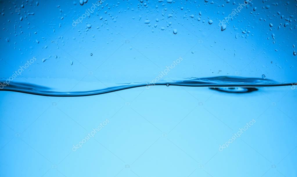 textura de agua fluida transparente con gotas, aislado en azul 2023