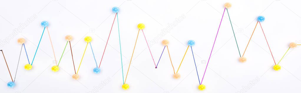 vista superior de líneas dibujadas conectadas coloridas con pernos ...