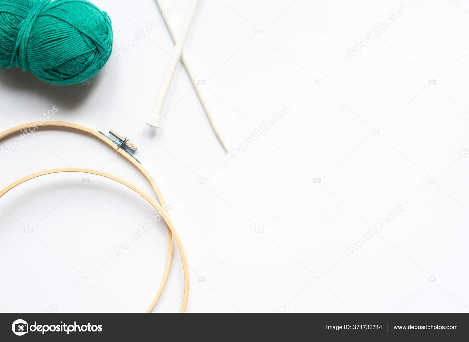 Top View Green Wool Yarn Knitting Looms Knitting Needles White — Stock ...