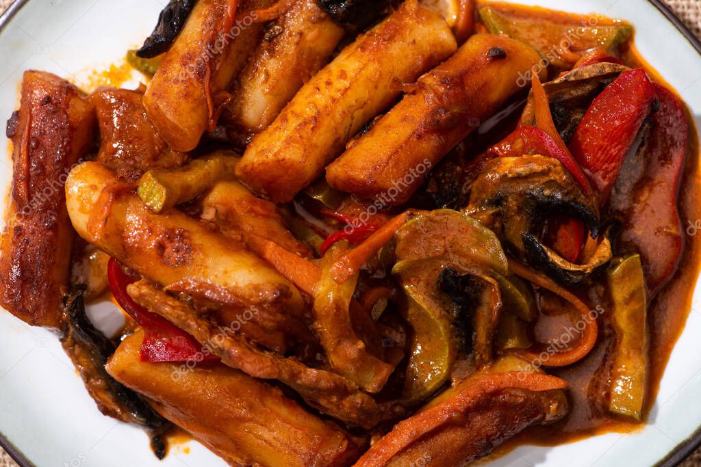 vista superior de topokki coreano picante en el plato 2024