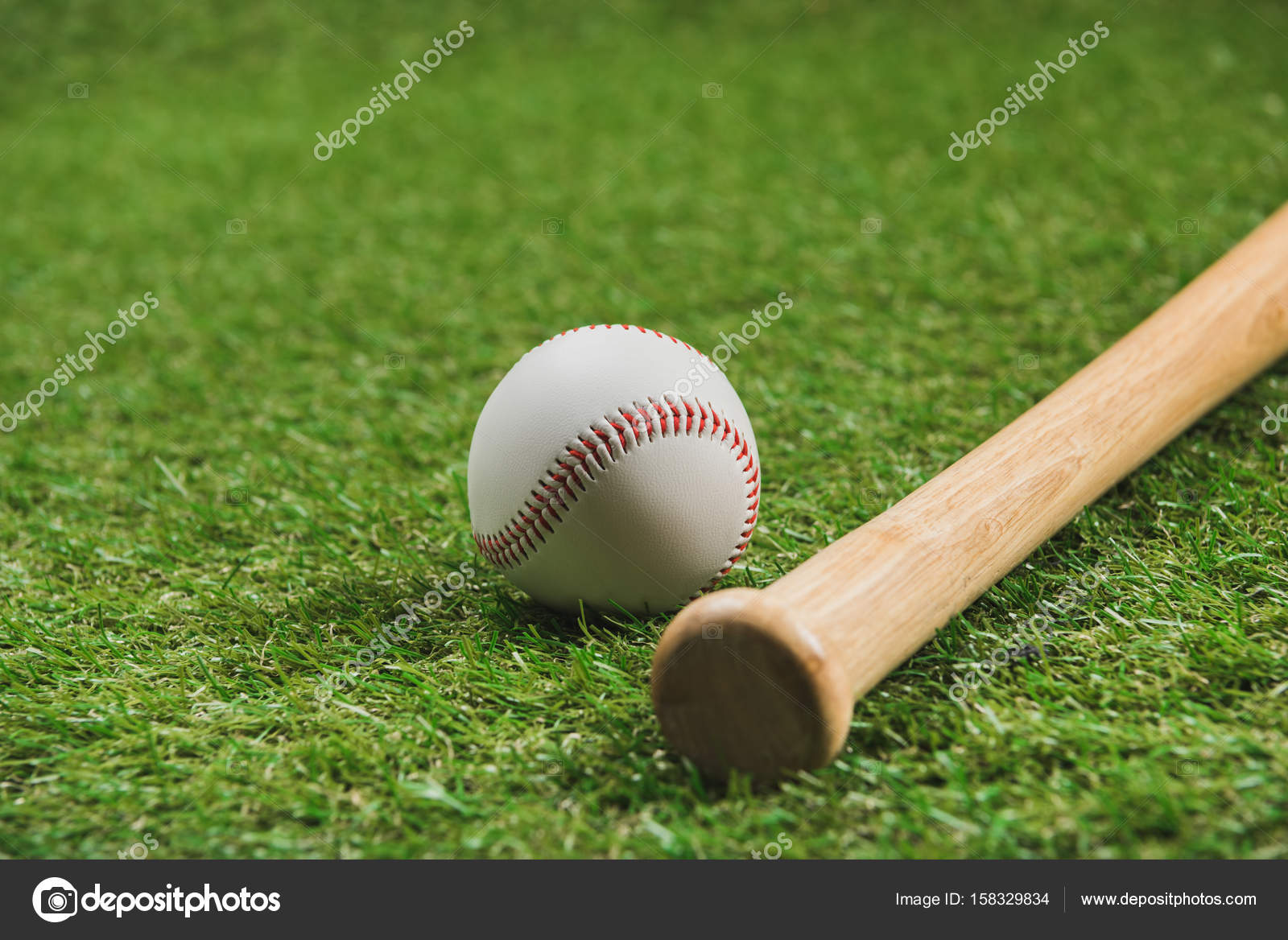 Bate de béisbol y pelota — Foto de stock #158329834 © AntonMatyukha