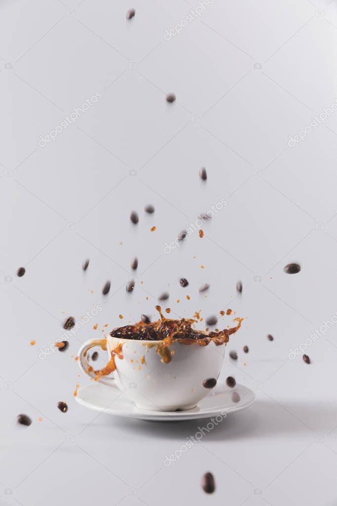 Coffee cup with falling coffee grains — Stock Photo © AntonMatyukha ...