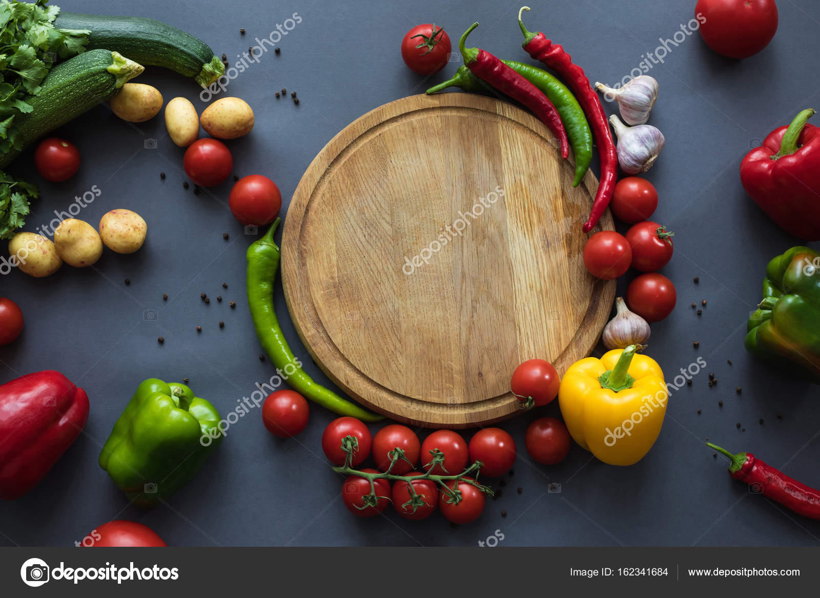 Fresh vegetables and cutting board — Stock Photo © AntonMatyukha #162341684