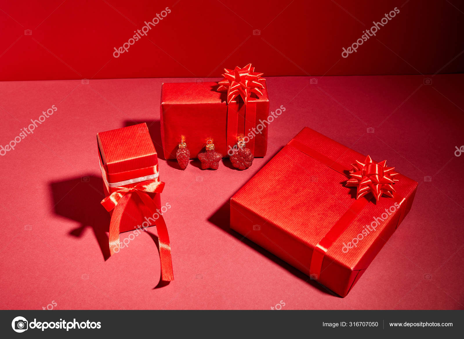 Red Wrapped Festive Gift Boxes Ribbons Bows Red Background ⬇ Stock ...