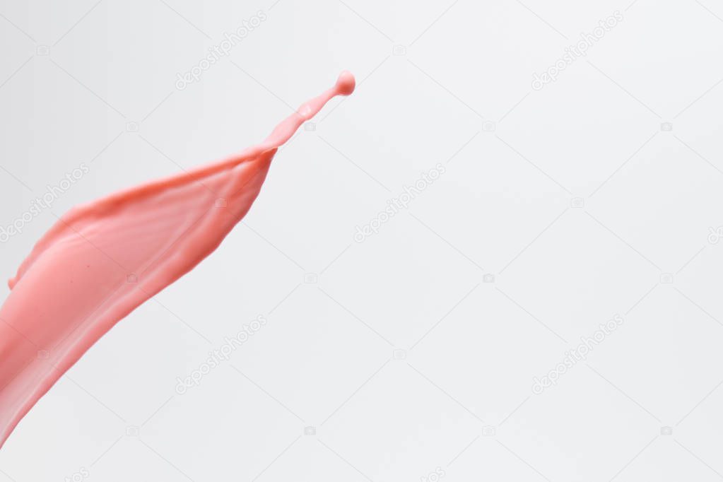 salpicadura de leche rosa fresca aislada en blanco 2023