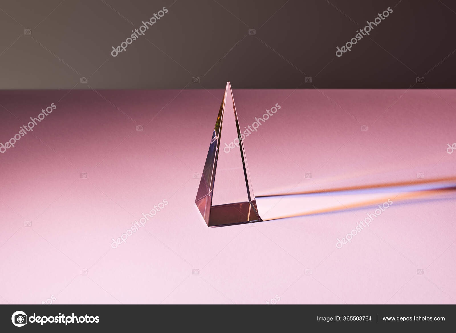 Pirâmide Transparente Cristal Com Reflexão Luz Superfície Rosa ...