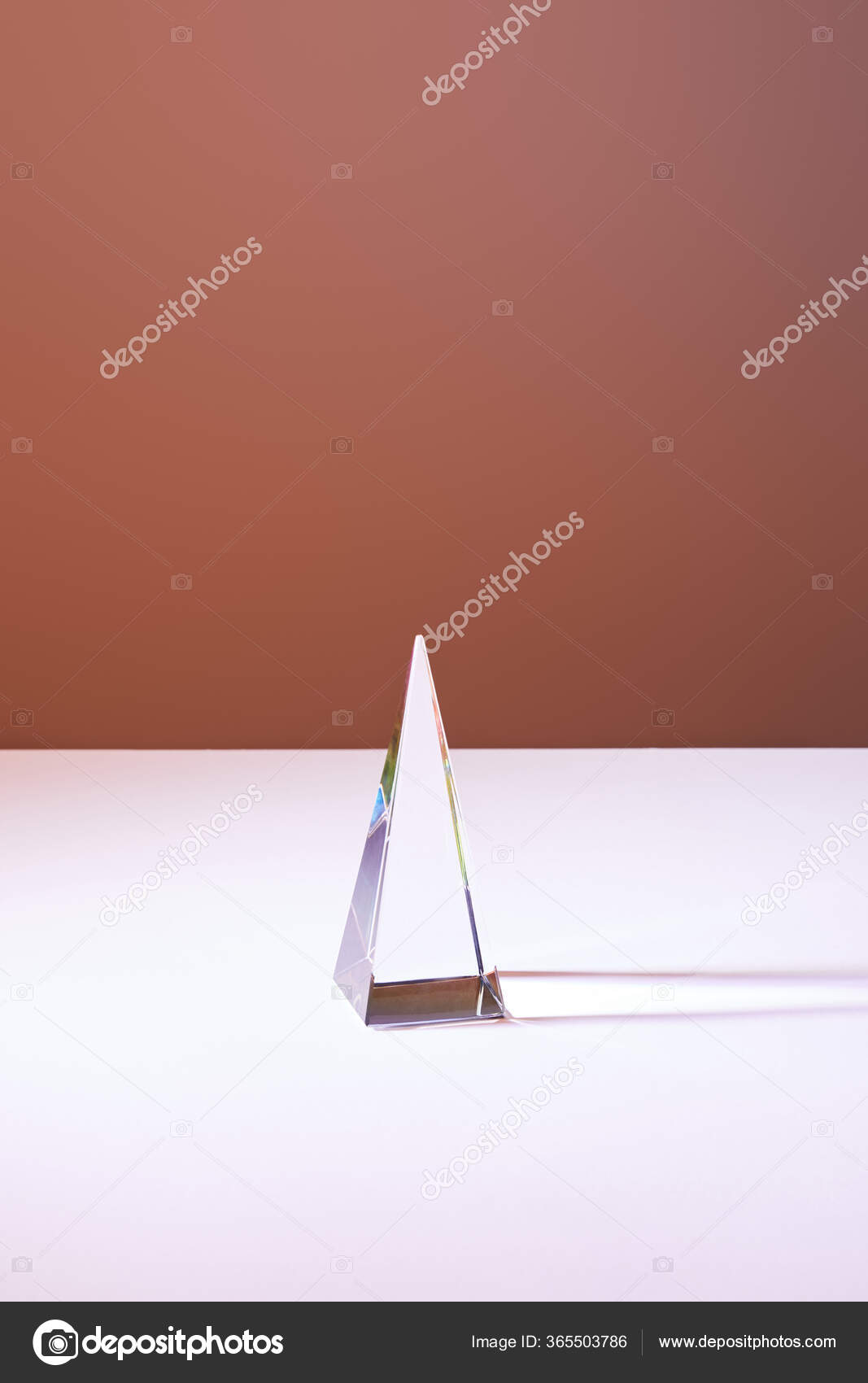 Pirâmide Transparente Cristal Com Reflexão Clara Sobre Fundo Marrom ...
